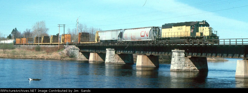 CNW 6808 Menominee MI 1994